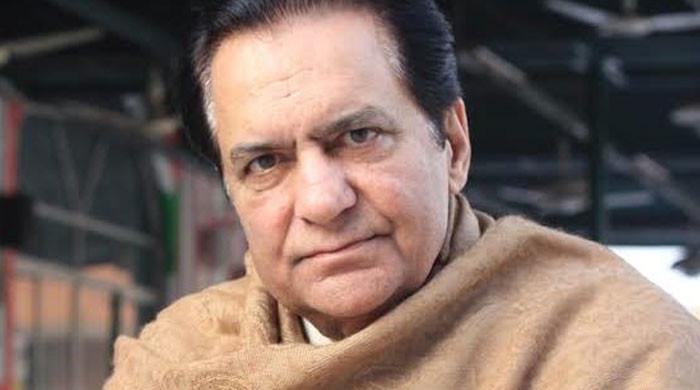 Firdous Jamal receives Rs.10 million financial aid for cancer treatment