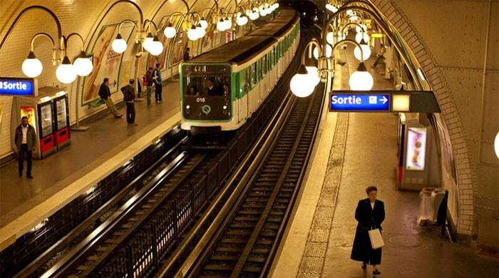 Meet authorized buskers at Paris metro spot