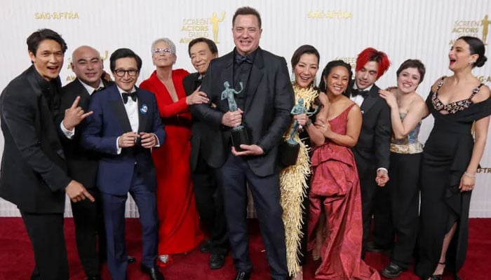 ‘Everything Everywhere All At Once’ cast pose with Brendan Fraser at ...