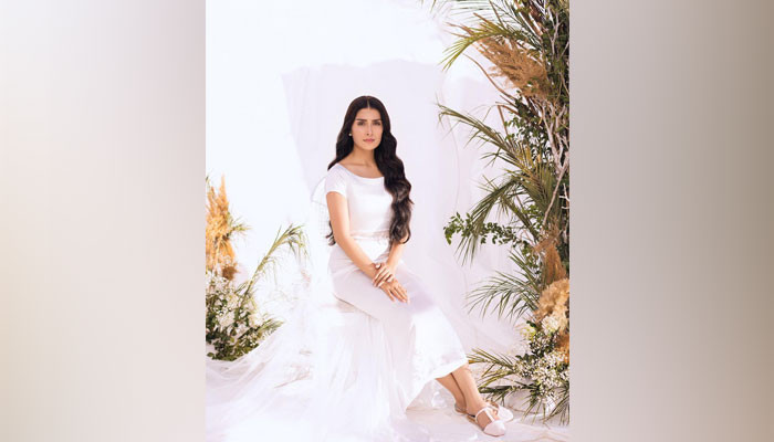 Ayeza Khan to reunite with 'Pyaray Afzal' co-star Hamza Ali Abbasi ...