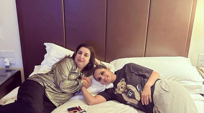 Farah Khan 'chill in bed' with best friend Sania Mirza