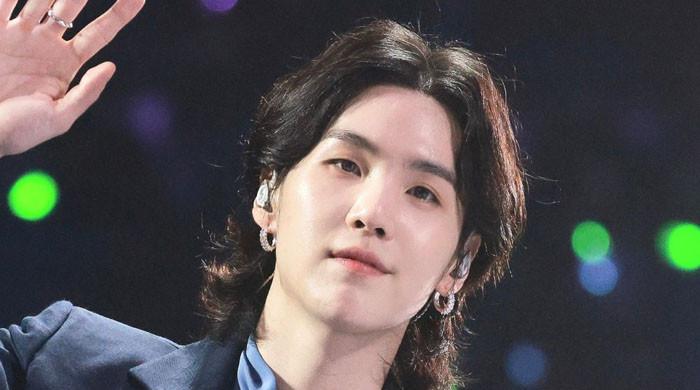 Suga from BTS gives fans a special gift during live broadcast