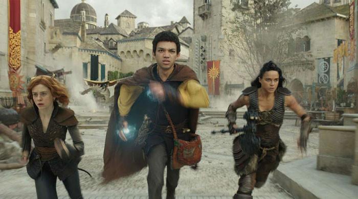 'Dungeons & Dragons' star Justice Smith explains his spell-casting ...