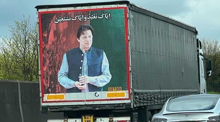 Jemima Khan Spots Imran Khan On Uk Highway