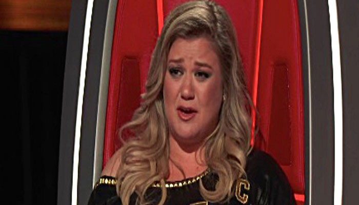 Kelly Clarkson gives advice to control tears during emotional performance