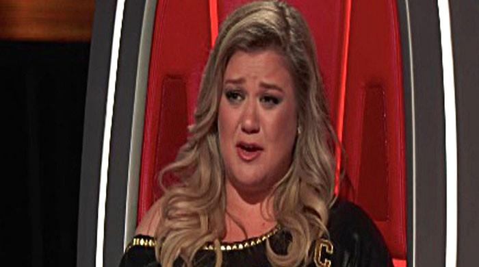 Kelly Clarkson gives advice to control tears during emotional performance