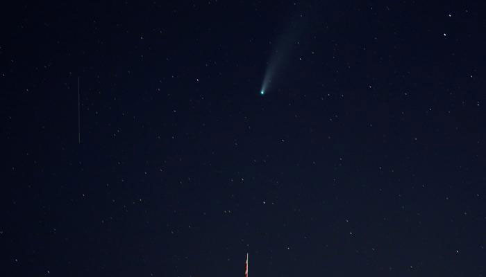 WATCH: Meteorite lights up the sky in Queensland
