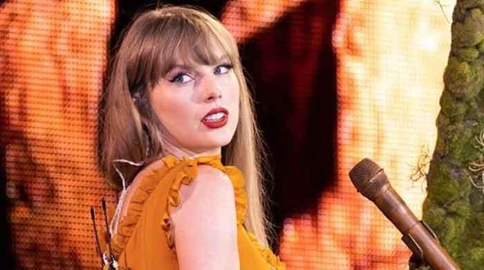 Taylor Swift breaks down in tears while performing touching song about ...