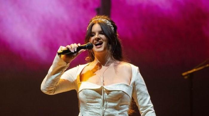 Lana Del Rey's mic cut off at Glastonbury set for exceeding curfew and ...