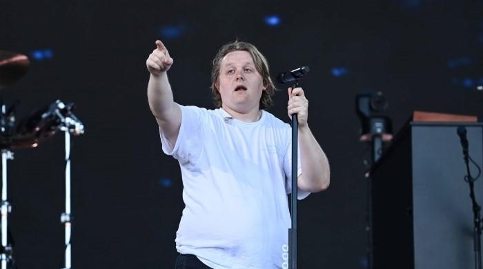 Crowd takes over 'Someone You Love' for Lewis Capaldi amidst Tourette's ...