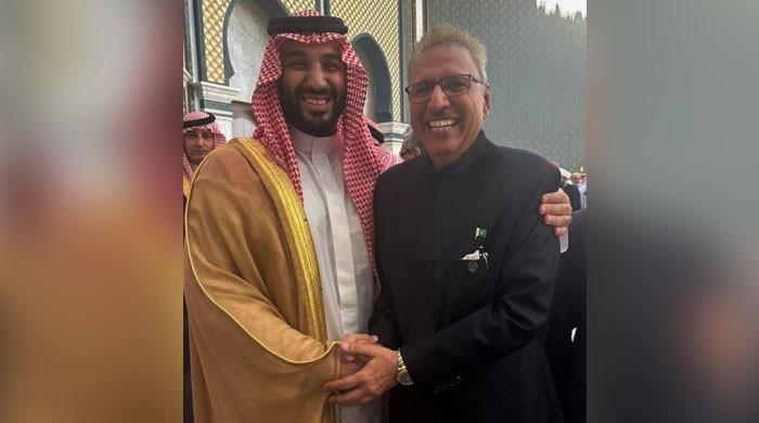 President Alvi shares ‘affectionate smile’ with Saudi crown prince MBS