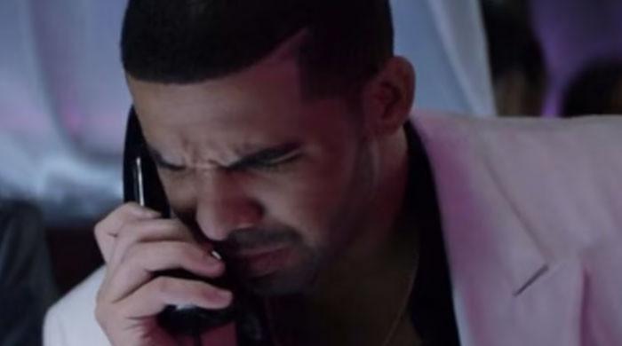 Drake ignores fan phone attack amid performance