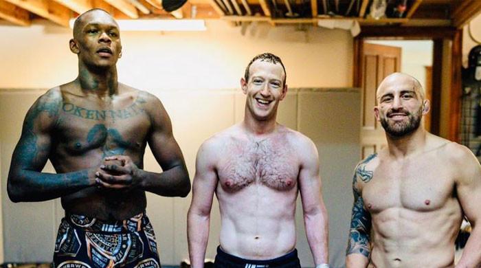 Mark Zuckerberg shows off ripped physique with trainers in Instagram post