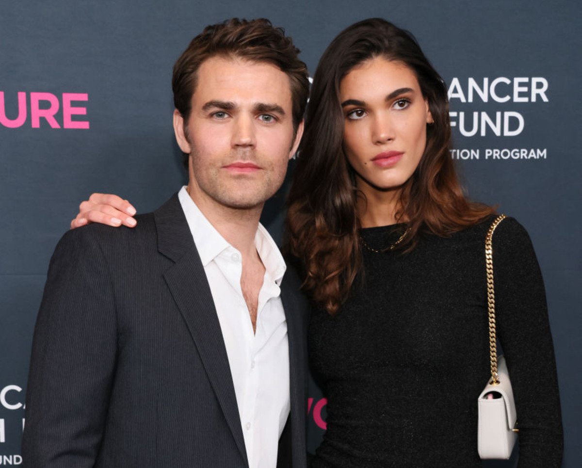 Vampire Diaries star Paul Wesley rocks stylish dark suit at Beverly ...