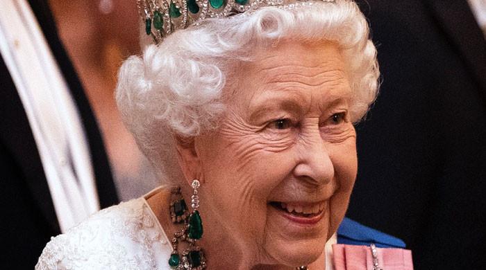 Queen Elizabeth II had civilized way of eating 'pears': Read