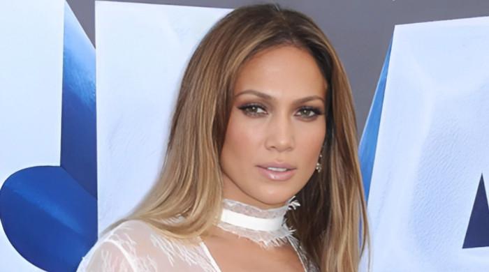 Jennifer Lopez flaunts toned abs in stylish Capri shopping spree