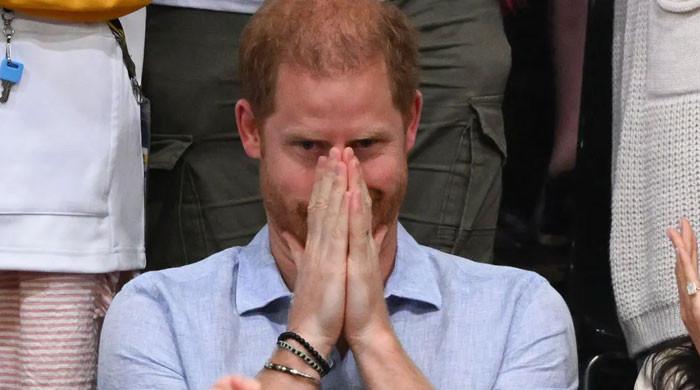 Prince Harry looks like a ‘man unamused’ posing for cameras