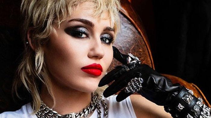 Miley Cyrus has an art to read future?