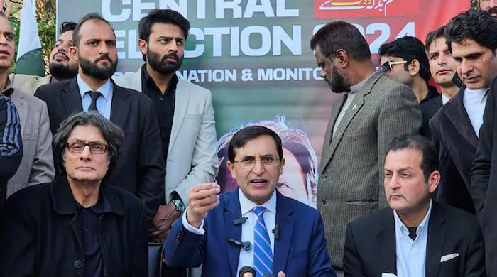 Amid widening rifts, PTI leaders 'take oath on Quran to end infighting' Amid widening rifts, PTI leaders 'take oath on Quran to end infighting'