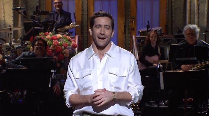 Jake Gyllenhall takes a jab at celebrities during Saturday Night Live's ...