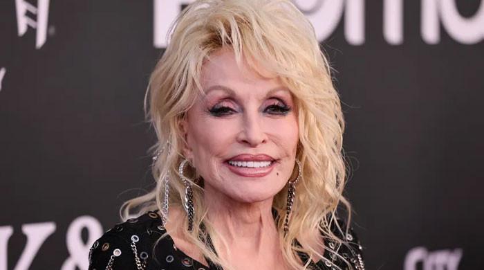 Dolly Parton puts love over career sans blink