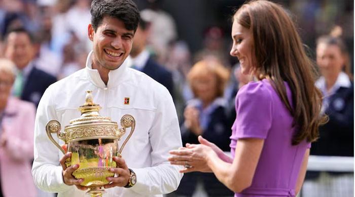 Kate Middleton finally presents Wimbledon trophy