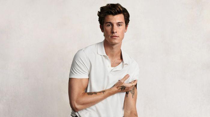 Shawn Mendes shows off rare pictures on his phone