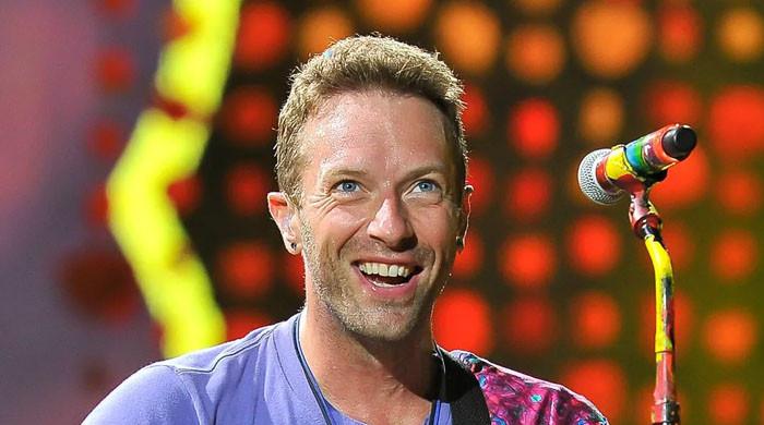 Chris Martin sings Lionel Richie and Taylor Swift's songs with a ...