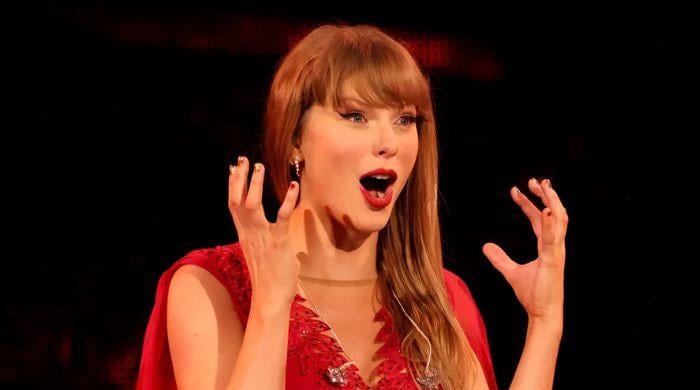 Taylor Swift gets emotional over fans' heartfelt gesture