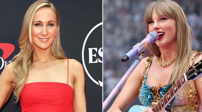 Taylor Swift 'helps' host for Golden Globes gig
