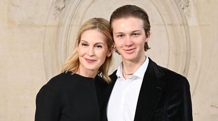 Kelly Rutherford makes rare appearance with son Hermes after $2M ...