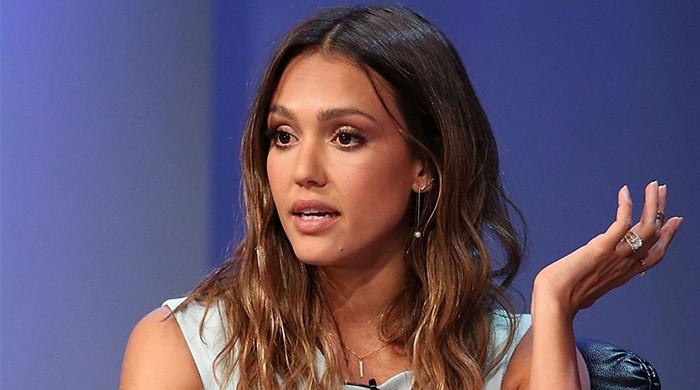 Jessica Alba shocks fans by ditching wedding ring at FireAid concert