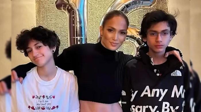 Jennifer Lopez posts candid selfie with twins Max, Emme