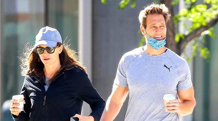 Jennifer Garner, John Miller make PDA packed public appearance