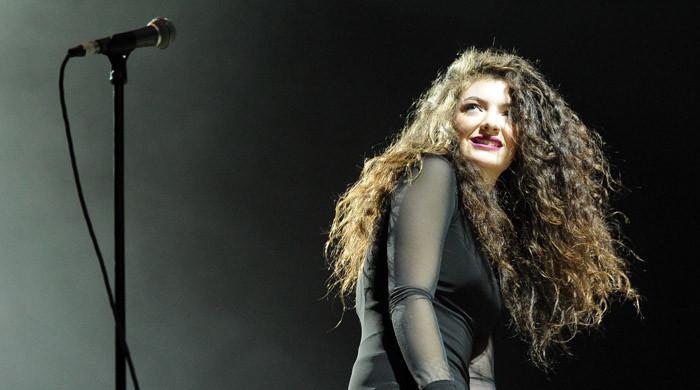 Lorde debutes unreleased single after police shut down concert