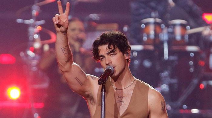 Joe Jonas reacts as fans misstate his height