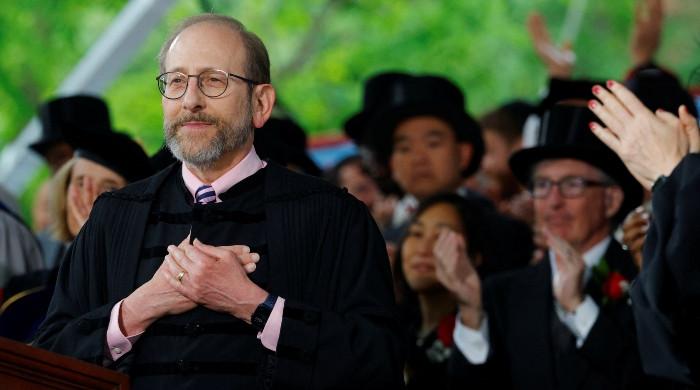 Harvard president receives minute-long standing ovation as he welcomes ...