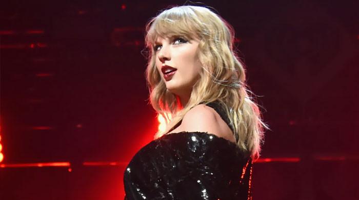 Taylor Swift surprises fans with her 'Shake It Off' performance