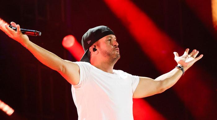 Luke Bryan struck in the face by object on the stage