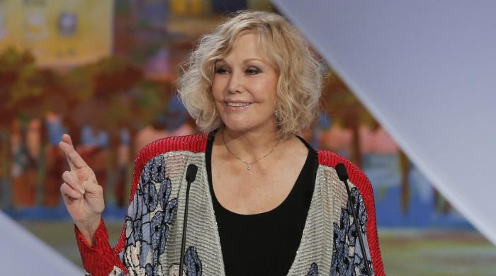 Kim Novak opens up about cold and 'difficult' dad