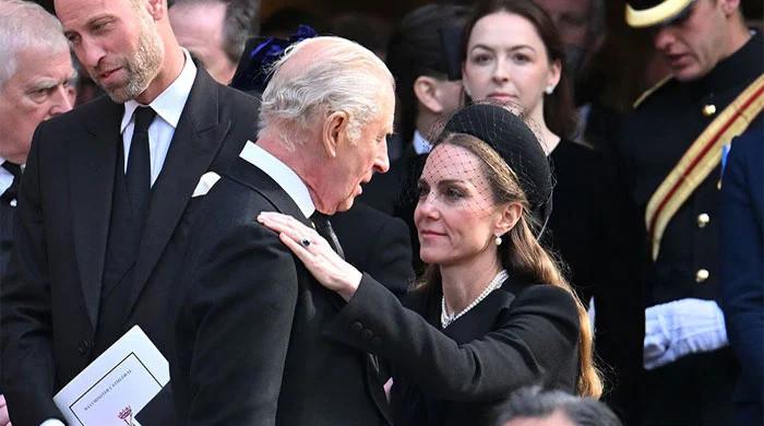 King, Kate Middleton arrive at Royal Albert Hall for Remembrance Day ...