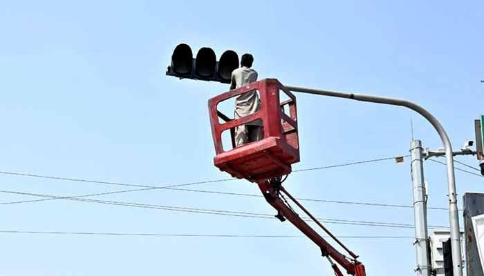 After AI cameras, Karachi traffic police officers to issue e-challans ...